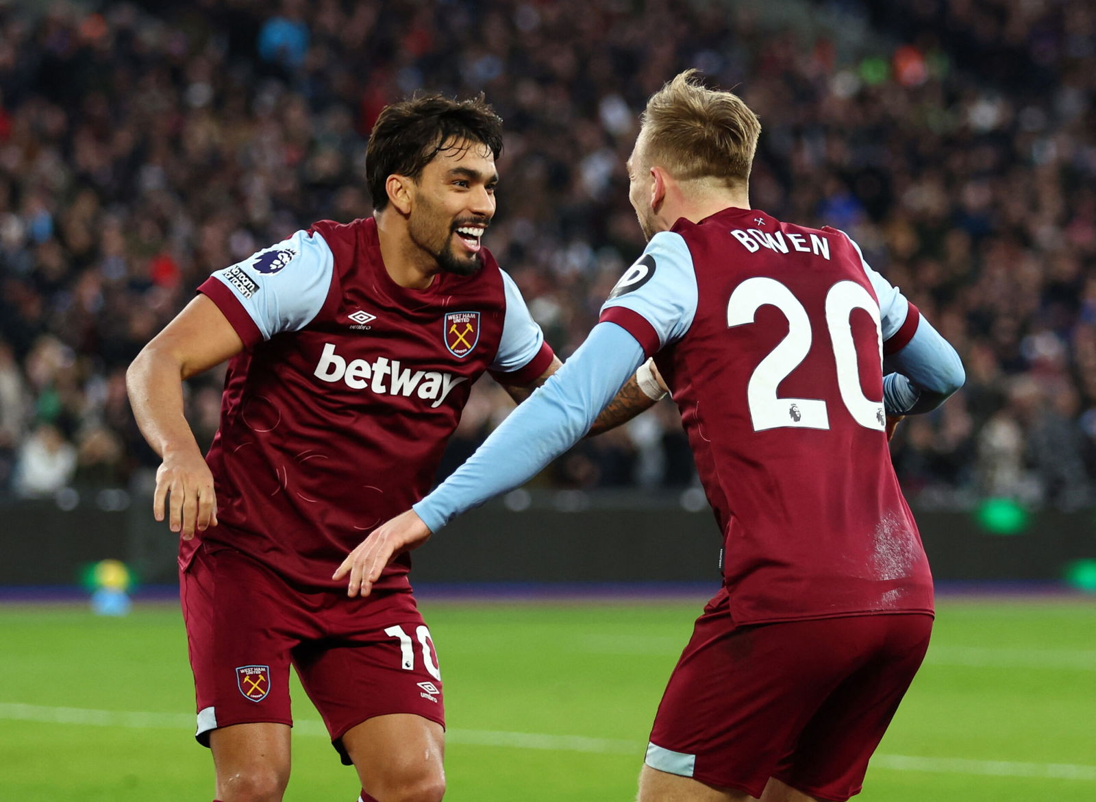 Former West Ham hero drops worrying update over future of Hammers pair ...